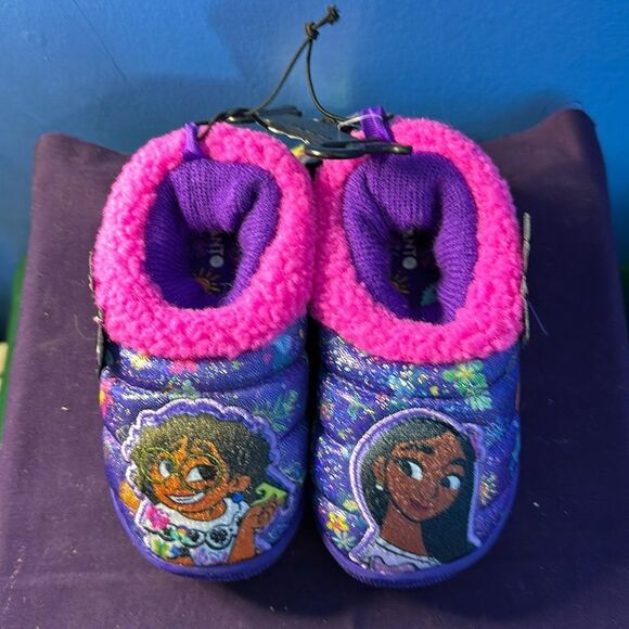 Disney | Shoes | Nwt Disney Encanto Girls Mirabel Hard Sole Slippers ...